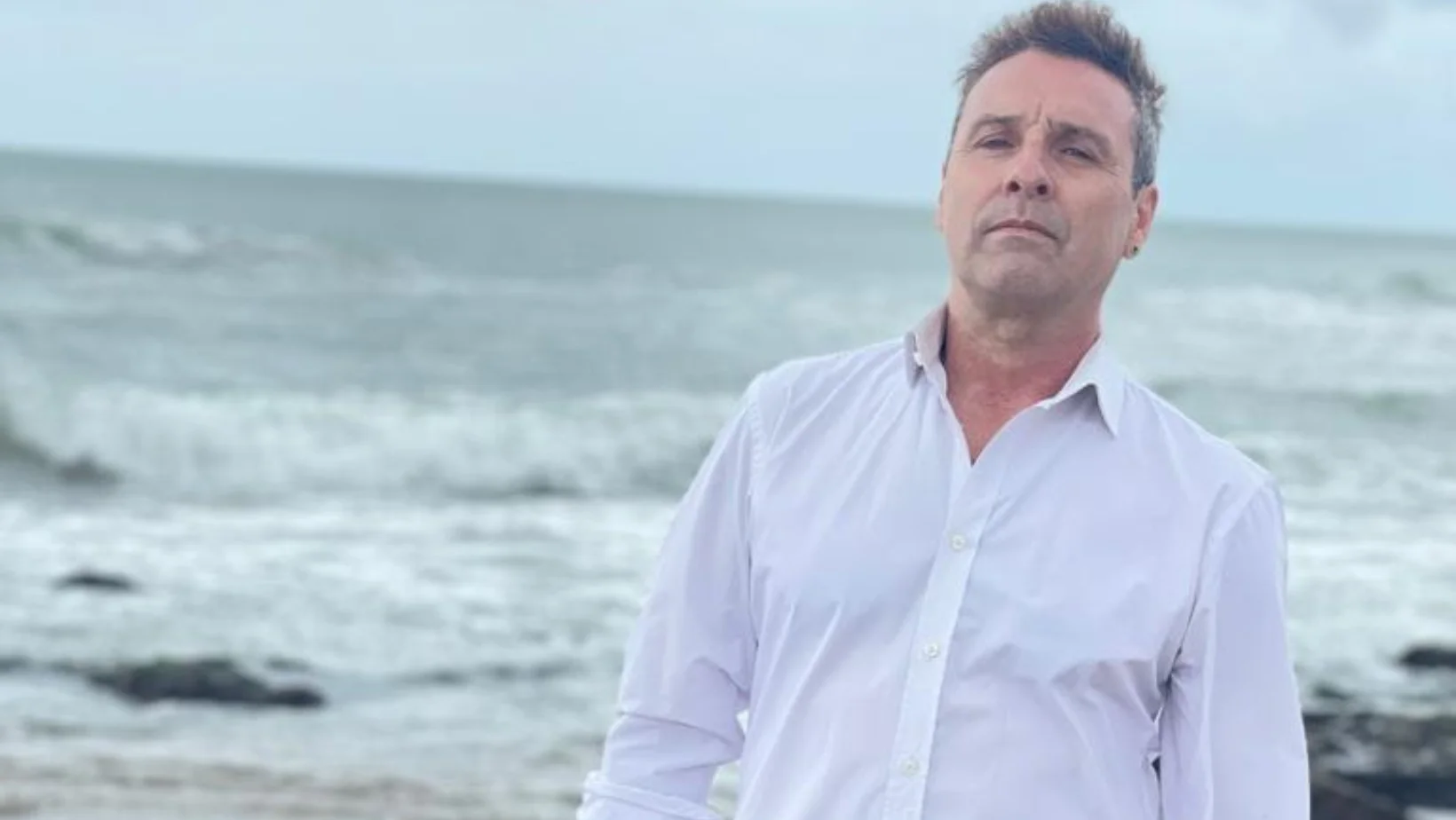 El cantautor argentino Alex Ruiz vuelve a la escena estrenando varias ...